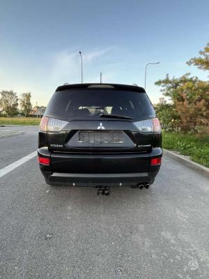 Black Mitsubishi Outlander 2008 in Kaunas, with an engine capacity of 2.20 L and mileage of 271 thousand km for 3150 €, photo 5 on AUTOMOTO.COM.LV