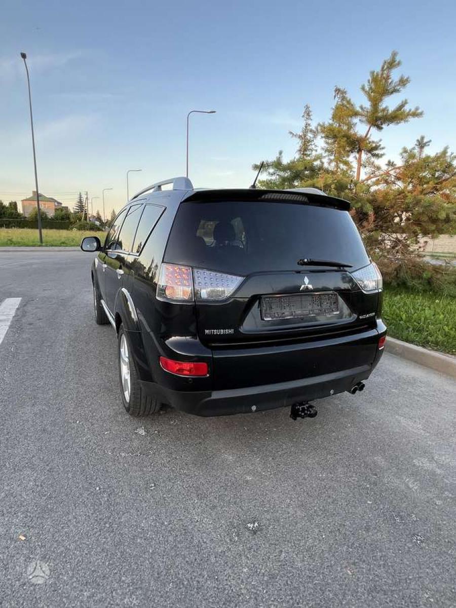Black Mitsubishi Outlander 2008 in Kaunas, with an engine capacity of 2.20 L and mileage of 271 thousand km for 3150 €, photo 6 on AUTOMOTO.COM.LV
