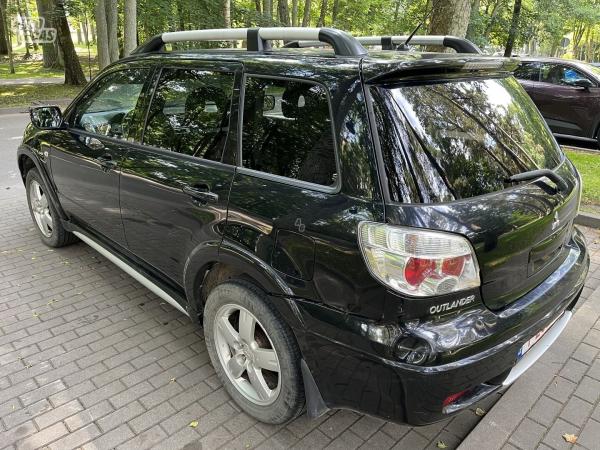 Black Mitsubishi Outlander 2008 in Palanga, with an engine capacity of 2.40 L and mileage of 226 thousand km for 1750 €, photo 5 on AUTOMOTO.COM.LV
