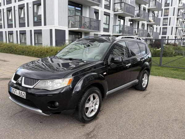 Black Mitsubishi Outlander 2008 in Vilnius, with an engine capacity of 2.36 L and mileage of 369 thousand km for 3500 €, photo 3 on AUTOMOTO.COM.LV