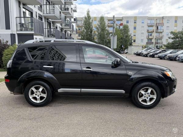 Black Mitsubishi Outlander 2008 in Vilnius, with an engine capacity of 2.36 L and mileage of 369 thousand km for 3500 €, photo 8 on AUTOMOTO.COM.LV