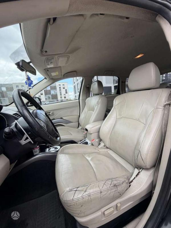 Black Mitsubishi Outlander 2008 in Vilnius, with an engine capacity of 2.36 L and mileage of 369 thousand km for 3500 €, photo 10 on AUTOMOTO.COM.LV