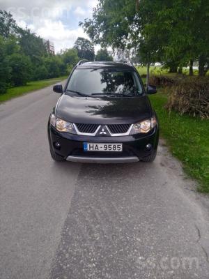 Melns Mitsubishi Outlander 2008 Rīga, ar dzinēja tilpumu 2.00 L un nobraukumu 310 tūkst. km par 2700 €, foto  vietnē AUTOMOTO.COM.LV