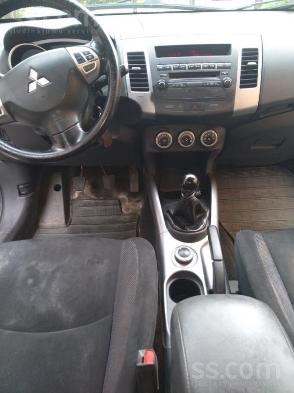 Black Mitsubishi Outlander 2008 in Riga, with an engine capacity of 2.00 L and mileage of 310 thousand km for 2700 €, photo 5 on AUTOMOTO.COM.LV