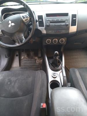 Melns Mitsubishi Outlander 2008 Rīga, ar dzinēja tilpumu 2.00 L un nobraukumu 310 tūkst. km par 2700 €, foto 6 vietnē AUTOMOTO.COM.LV