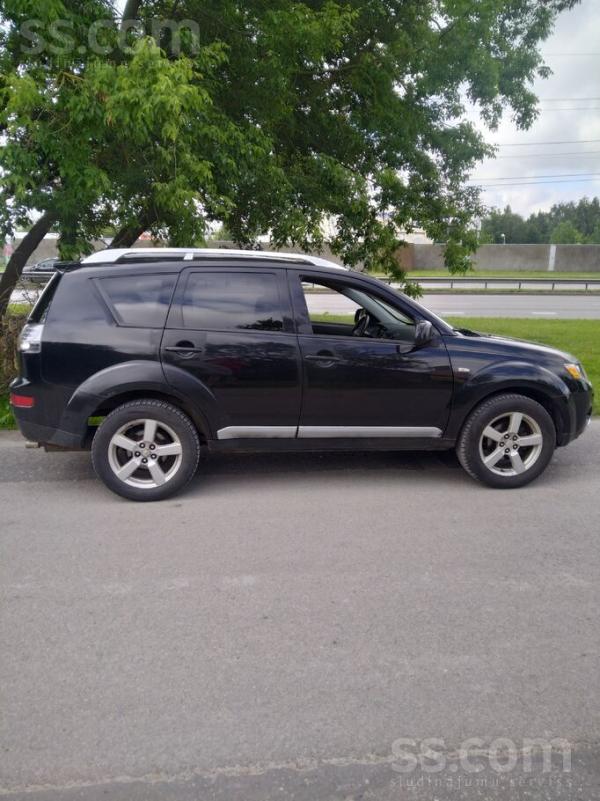 Black Mitsubishi Outlander 2008 in Riga, with an engine capacity of 2.00 L and mileage of 310 thousand km for 2700 €, photo 9 on AUTOMOTO.COM.LV