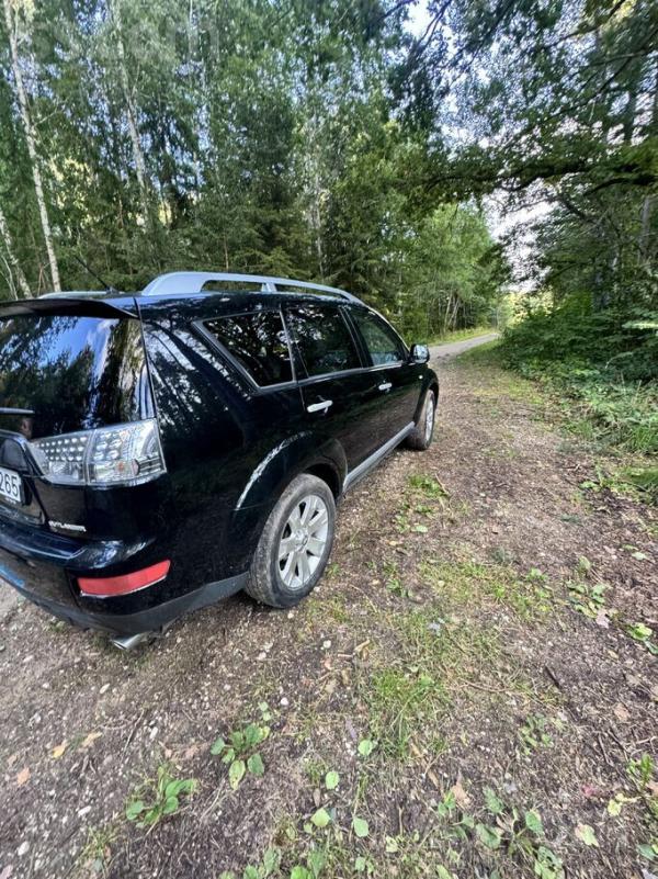 Black Mitsubishi Outlander 2008 in Kuldiga, with an engine capacity of 2.40 L and mileage of 225 thousand km for 3050 €, photo 1 on AUTOMOTO.COM.LV
