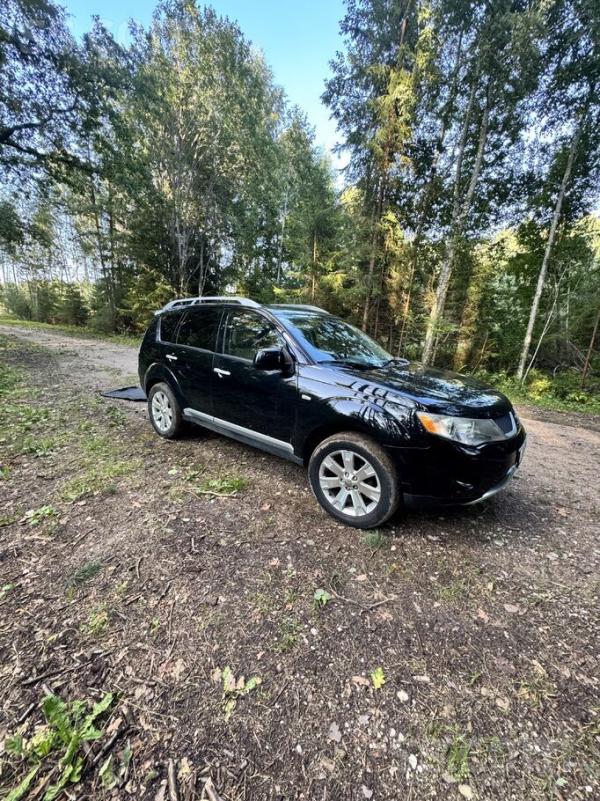 Black Mitsubishi Outlander 2008 in Kuldiga, with an engine capacity of 2.40 L and mileage of 225 thousand km for 3050 €, photo 2 on AUTOMOTO.COM.LV