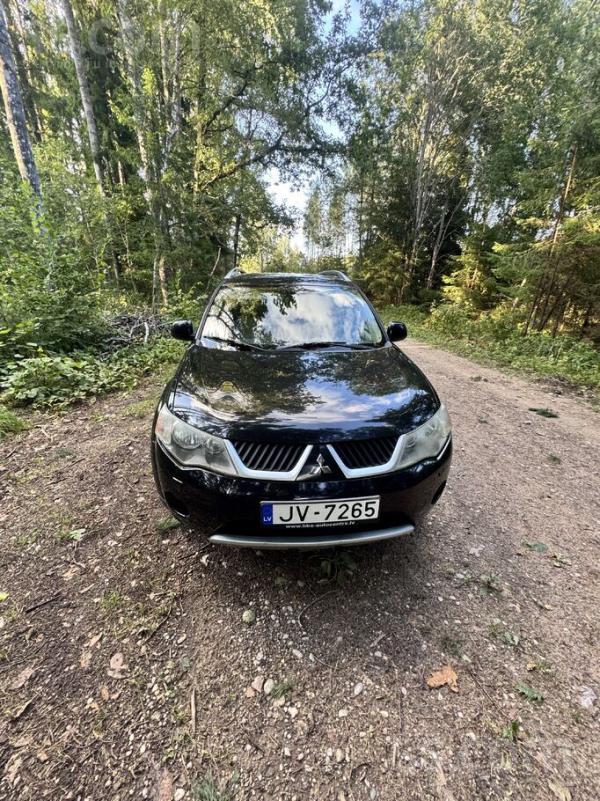 Black Mitsubishi Outlander 2008 in Kuldiga, with an engine capacity of 2.40 L and mileage of 225 thousand km for 3050 €, photo 3 on AUTOMOTO.COM.LV
