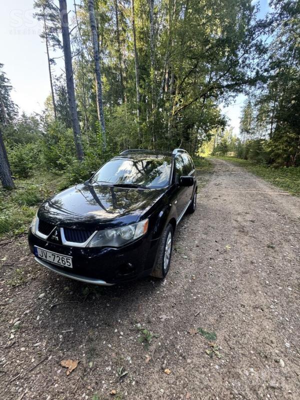 Black Mitsubishi Outlander 2008 in Kuldiga, with an engine capacity of 2.40 L and mileage of 225 thousand km for 3050 €, photo 4 on AUTOMOTO.COM.LV
