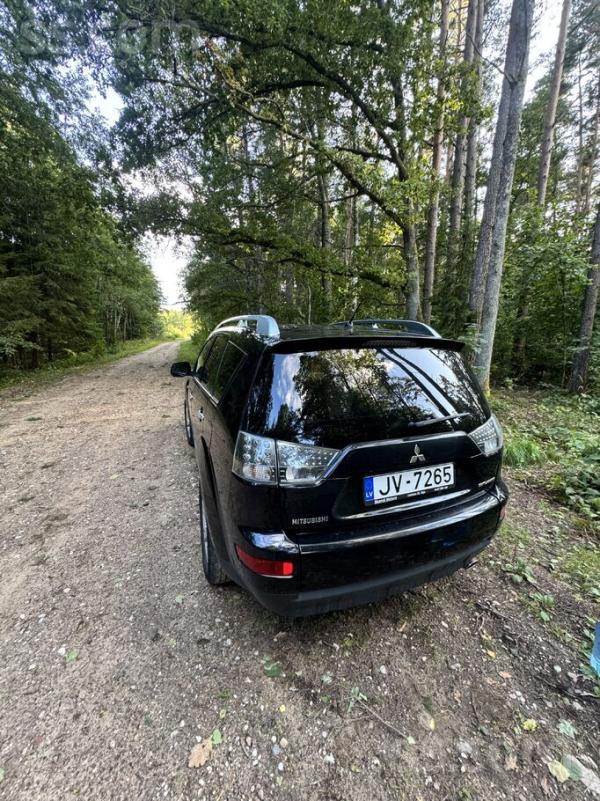 Black Mitsubishi Outlander 2008 in Kuldiga, with an engine capacity of 2.40 L and mileage of 225 thousand km for 3050 €, photo 5 on AUTOMOTO.COM.LV