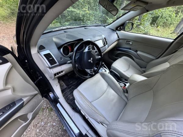 Black Mitsubishi Outlander 2008 in Kuldiga, with an engine capacity of 2.40 L and mileage of 225 thousand km for 3050 €, photo 8 on AUTOMOTO.COM.LV