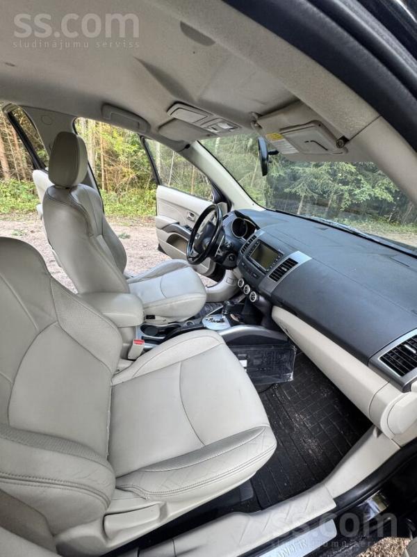 Black Mitsubishi Outlander 2008 in Kuldiga, with an engine capacity of 2.40 L and mileage of 225 thousand km for 3050 €, photo 10 on AUTOMOTO.COM.LV