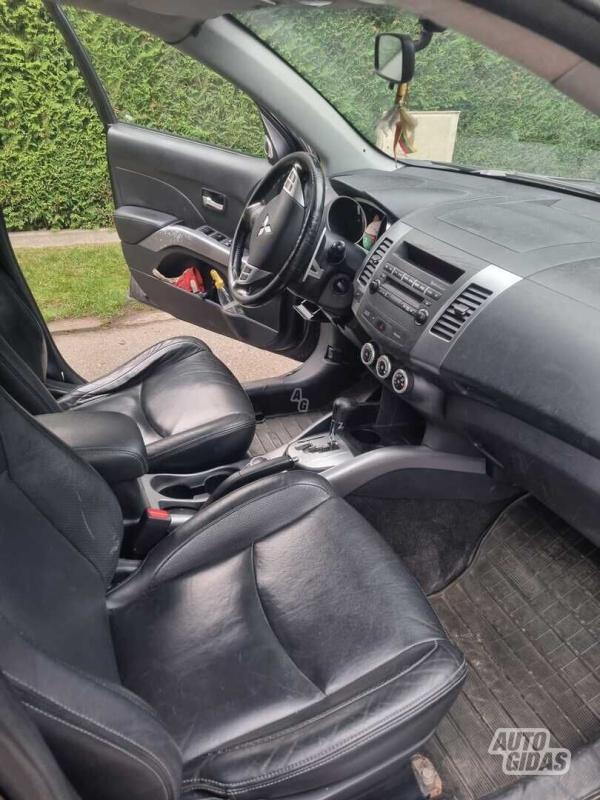 Mitsubishi Outlander 2008 Viļņa vietnē Melns Mitsubishi Outlander 2008 Viļņa, ar dzinēja tilpumu 2.40 L un nobraukumu 264 tūkst. km par 2200 €, foto 6 vietnē AUTOMOTO.COM.LV