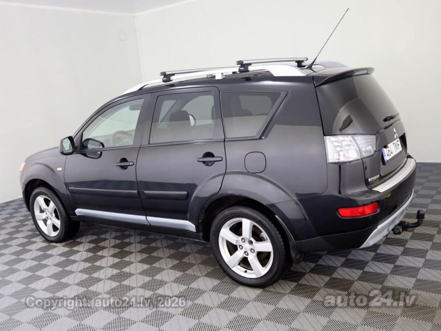 Black Mitsubishi Outlander 2009 in Tallinn, with an engine capacity of 2.00 L and mileage of 316 thousand km for 2999 €, photo 4 on AUTOMOTO.COM.LV