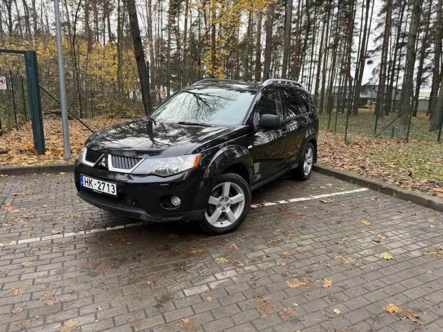 Black Mitsubishi Outlander 2009 in Riga, with an engine capacity of 2.00 L and mileage of 244 thousand km for 2490 €, photo 1 on AUTOMOTO.COM.LV
