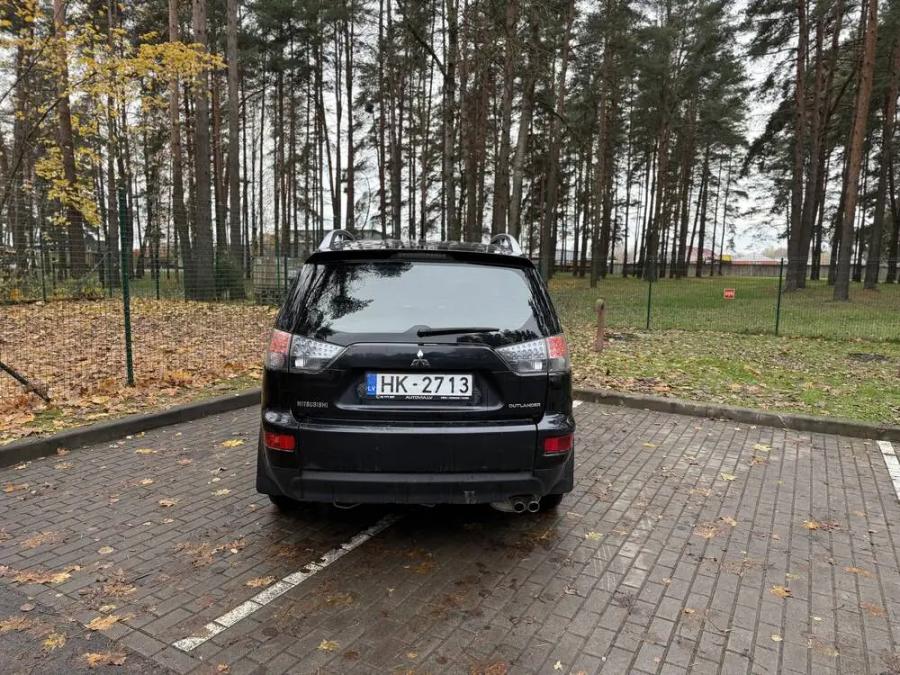 Black Mitsubishi Outlander 2009 in Riga, with an engine capacity of 2.00 L and mileage of 244 thousand km for 2490 €, photo 4 on AUTOMOTO.COM.LV