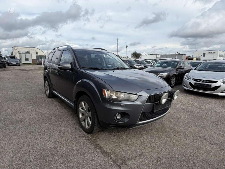 Black Mitsubishi Outlander 2009 in Marijampole, with an engine capacity of 2.00 L and mileage of 229 thousand km for 3350 €, photo 3 on AUTOMOTO.COM.LV