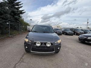 Black Mitsubishi Outlander 2009 in Marijampole, with an engine capacity of 2.00 L and mileage of 229 thousand km for 3350 €, photo 4 on AUTOMOTO.COM.LV