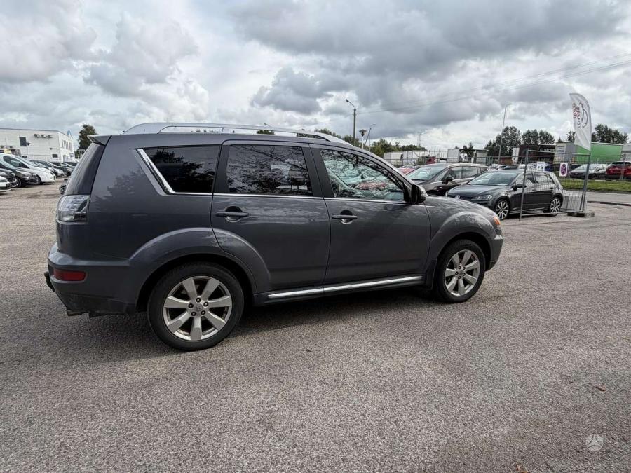 Black Mitsubishi Outlander 2009 in Marijampole, with an engine capacity of 2.00 L and mileage of 229 thousand km for 3350 €, photo 5 on AUTOMOTO.COM.LV