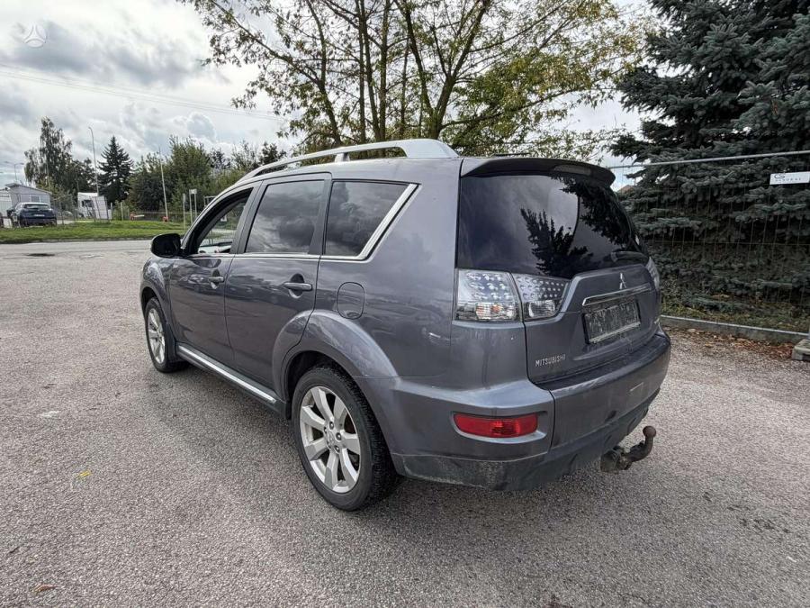 Black Mitsubishi Outlander 2009 in Marijampole, with an engine capacity of 2.00 L and mileage of 229 thousand km for 3350 €, photo 8 on AUTOMOTO.COM.LV