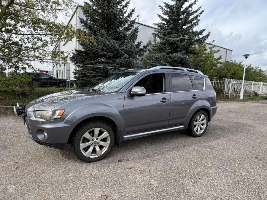 Black Mitsubishi Outlander 2009 in Marijampole, with an engine capacity of 2.00 L and mileage of 229 thousand km for 3350 €, photo 9 on AUTOMOTO.COM.LV