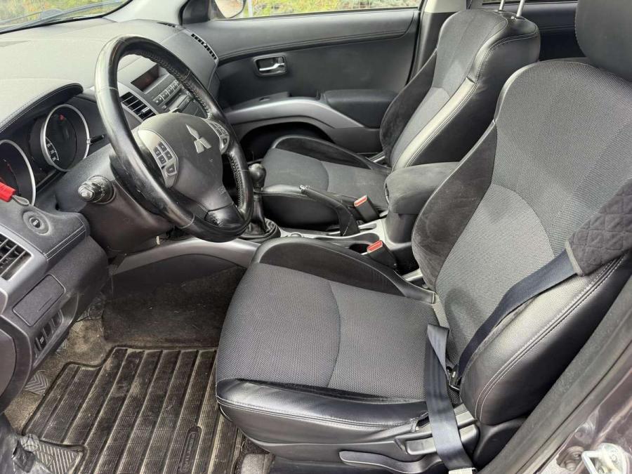Black Mitsubishi Outlander 2009 in Marijampole, with an engine capacity of 2.00 L and mileage of 229 thousand km for 3350 €, photo 10 on AUTOMOTO.COM.LV