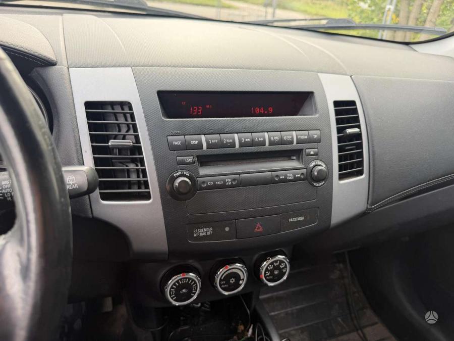 Black Mitsubishi Outlander 2009 in Marijampole, with an engine capacity of 2.00 L and mileage of 229 thousand km for 3350 €, photo 12 on AUTOMOTO.COM.LV