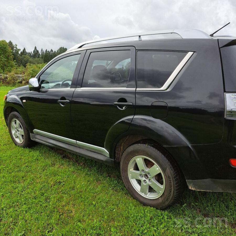 Melns Mitsubishi Outlander 2009 Alūksne, ar dzinēja tilpumu 2.20 L un nobraukumu 326 tūkst. km par 5500 €, foto 3 vietnē AUTOMOTO.COM.LV