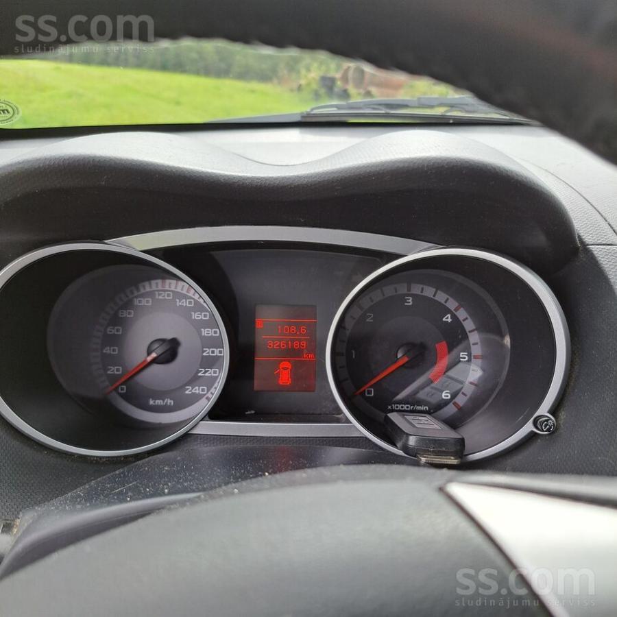 Melns Mitsubishi Outlander 2009 Alūksne, ar dzinēja tilpumu 2.20 L un nobraukumu 326 tūkst. km par 5500 €, foto 6 vietnē AUTOMOTO.COM.LV