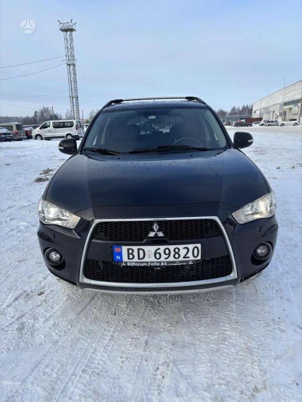 Black Mitsubishi Outlander 2010 in Panevezys, with an engine capacity of 2.27 L and mileage of 220 thousand km for 3890 €, photo 3 on AUTOMOTO.COM.LV