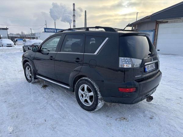 Black Mitsubishi Outlander 2010 in Panevezys, with an engine capacity of 2.27 L and mileage of 220 thousand km for 3890 €, photo 4 on AUTOMOTO.COM.LV