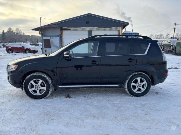Black Mitsubishi Outlander 2010 in Panevezys, with an engine capacity of 2.27 L and mileage of 220 thousand km for 3890 €, photo 5 on AUTOMOTO.COM.LV