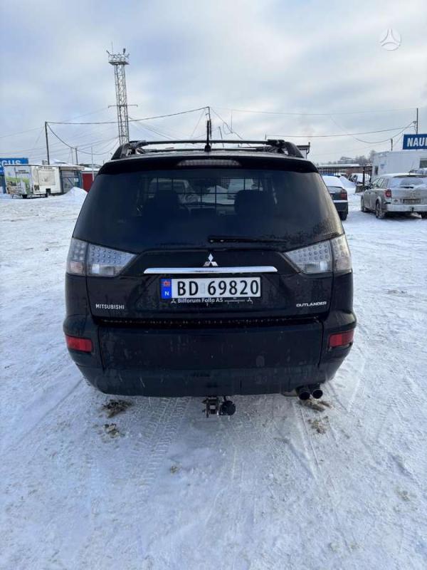 Black Mitsubishi Outlander 2010 in Panevezys, with an engine capacity of 2.27 L and mileage of 220 thousand km for 3890 €, photo 6 on AUTOMOTO.COM.LV