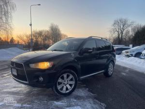 Melns Mitsubishi Outlander 2010 Viļņa, ar dzinēja tilpumu 2.40 L un nobraukumu 244 tūkst. km par 4199 €, foto  vietnē AUTOMOTO.COM.LV