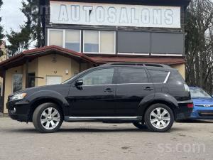 Black Mitsubishi Outlander 2010 in Riga, with an engine capacity of 2.40 L and mileage of 240 thousand km for 4700 €, photo 3 on AUTOMOTO.COM.LV