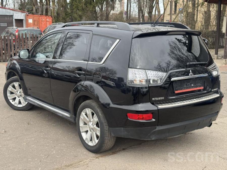 Black Mitsubishi Outlander 2010 in Riga, with an engine capacity of 2.40 L and mileage of 240 thousand km for 4700 €, photo 6 on AUTOMOTO.COM.LV