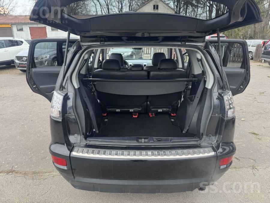 Black Mitsubishi Outlander 2010 in Riga, with an engine capacity of 2.40 L and mileage of 240 thousand km for 4700 €, photo 7 on AUTOMOTO.COM.LV