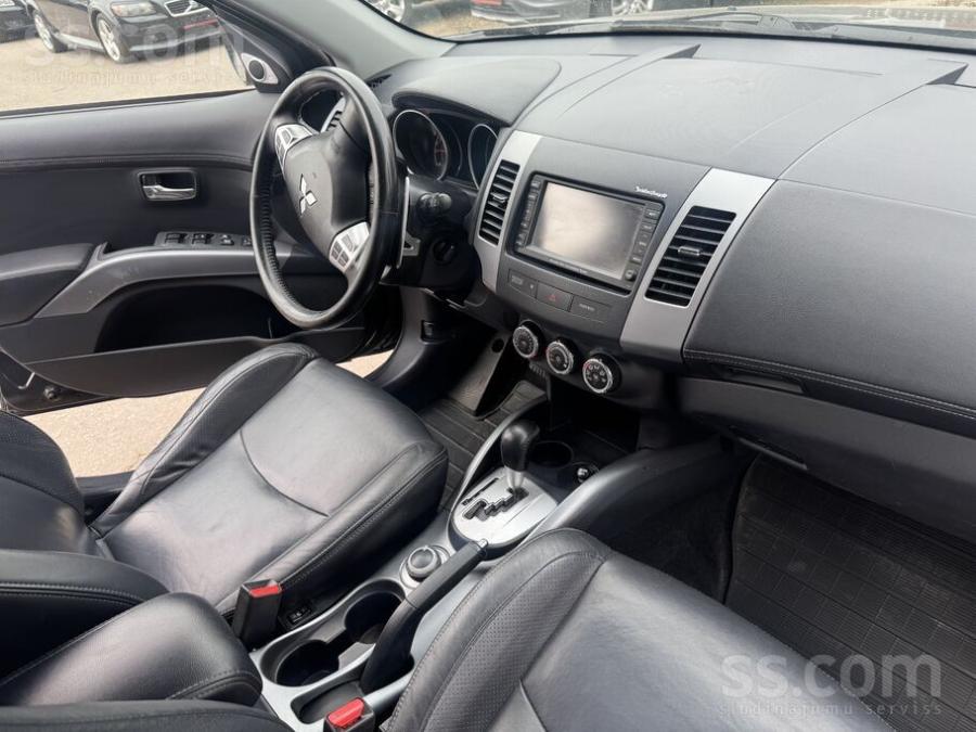 Black Mitsubishi Outlander 2010 in Riga, with an engine capacity of 2.40 L and mileage of 240 thousand km for 4700 €, photo 12 on AUTOMOTO.COM.LV
