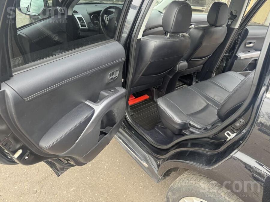 Black Mitsubishi Outlander 2010 in Riga, with an engine capacity of 2.40 L and mileage of 240 thousand km for 4700 €, photo 15 on AUTOMOTO.COM.LV