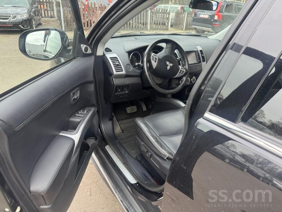 Black Mitsubishi Outlander 2010 in Riga, with an engine capacity of 2.40 L and mileage of 240 thousand km for 4700 €, photo 16 on AUTOMOTO.COM.LV