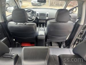 Black Mitsubishi Outlander 2010 in Riga, with an engine capacity of 2.40 L and mileage of 240 thousand km for 4700 €, photo 18 on AUTOMOTO.COM.LV