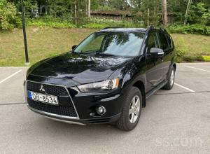 Melns Mitsubishi Outlander 2010 Ogre, ar dzinēja tilpumu 2.40 L un nobraukumu 220 tūkst. km par 2650 €, foto  vietnē AUTOMOTO.COM.LV