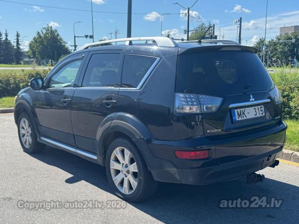 Black Mitsubishi Outlander 2010 in Tallinn, with an engine capacity of 2.20 L and mileage of 347 thousand km for 2500 €, photo 5 on AUTOMOTO.COM.LV