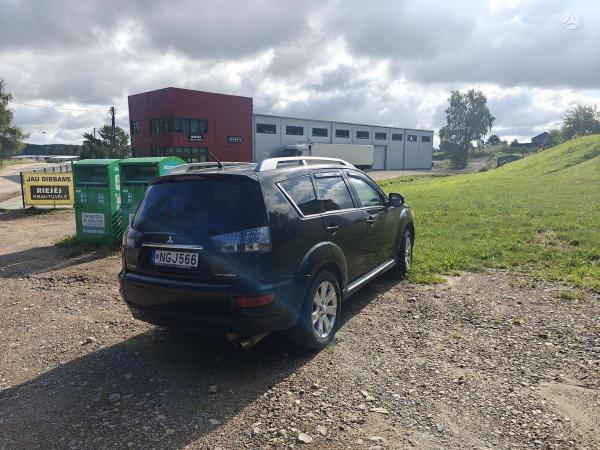 Black Mitsubishi Outlander 2010 in Vilnius, with an engine capacity of 2.18 L and mileage of 240 thousand km for 3699 €, photo 3 on AUTOMOTO.COM.LV