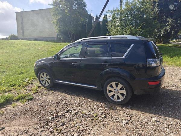 Black Mitsubishi Outlander 2010 in Vilnius, with an engine capacity of 2.18 L and mileage of 240 thousand km for 3699 €, photo 4 on AUTOMOTO.COM.LV