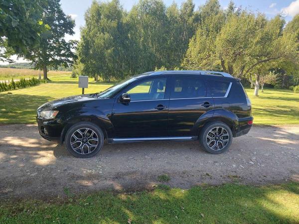 Melns Mitsubishi Outlander 2010 Panevēža, ar dzinēja tilpumu 2.18 L un nobraukumu 331 tūkst. km par 4200 €, foto 3 vietnē AUTOMOTO.COM.LV