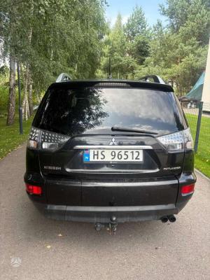 Black Mitsubishi Outlander 2010 in Kaunas, with an engine capacity of 1.97 L and mileage of 303 thousand km for 3800 €, photo 3 on AUTOMOTO.COM.LV