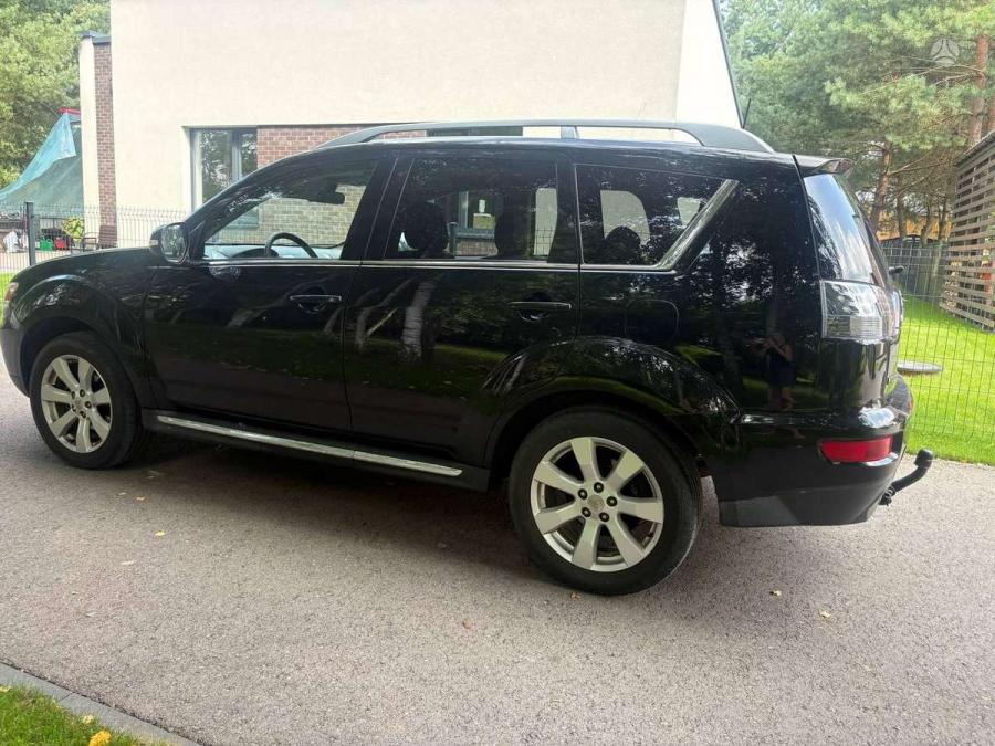 Black Mitsubishi Outlander 2010 in Kaunas, with an engine capacity of 1.97 L and mileage of 303 thousand km for 3800 €, photo 4 on AUTOMOTO.COM.LV