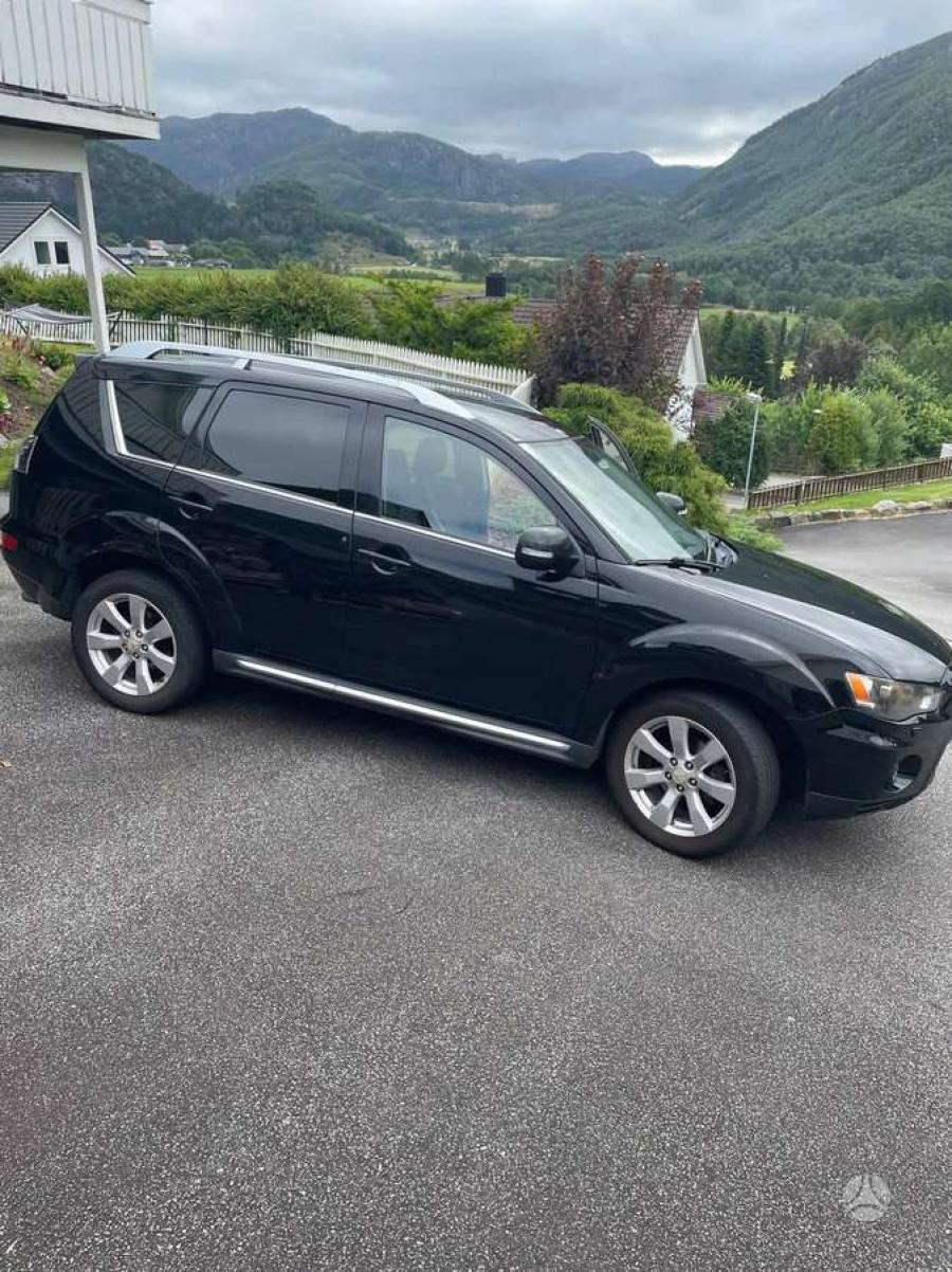 Black Mitsubishi Outlander 2010 in Kaunas, with an engine capacity of 1.97 L and mileage of 303 thousand km for 3800 €, photo 6 on AUTOMOTO.COM.LV